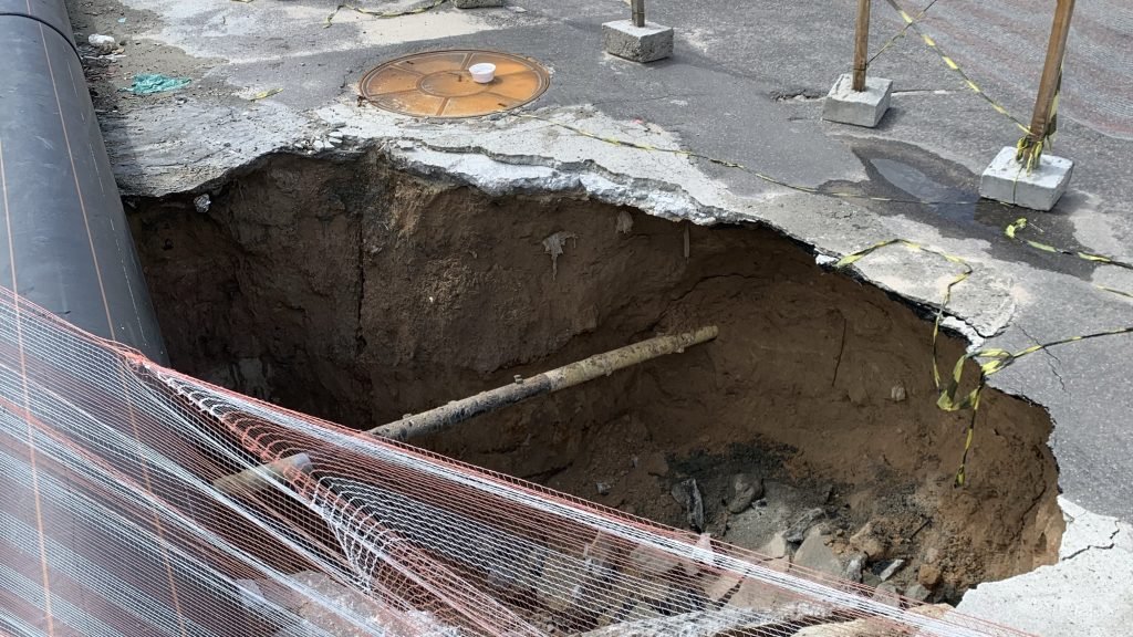 Obras da Cagece abrem crateras na Av Leste Oeste em Fortaleza - Pirambu ...